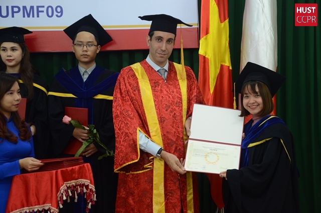 Trao bằng cử nhân Chương trình UPMF (Cộng hòa Pháp)